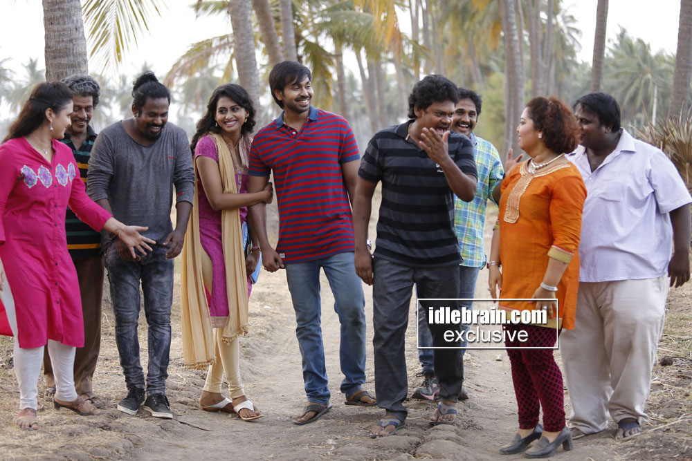 Soda Golisoda photo gallery - Telugu cinema - Maanas, Karunya & Mahima ...